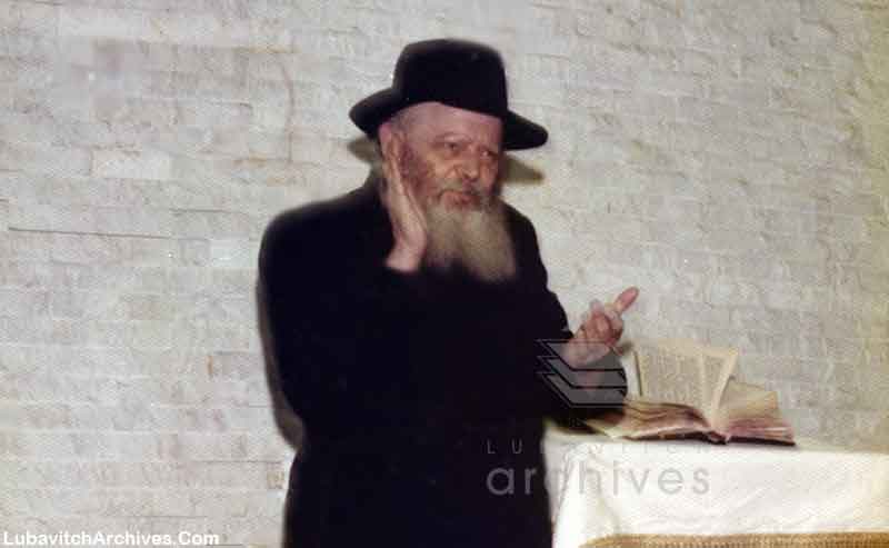 Weekly Unique Photo of the Rebbe | CrownHeights.info – Chabad News ...