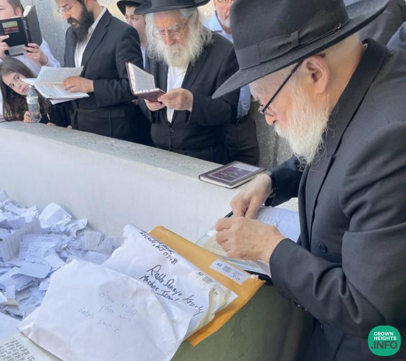 Hundreds of Letters From Germany Read At the Ohel | CrownHeights.info ...