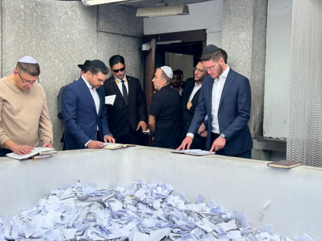 LIVE: Trump Visit to the Ohel, The Iconic Photos | CrownHeights.info ...