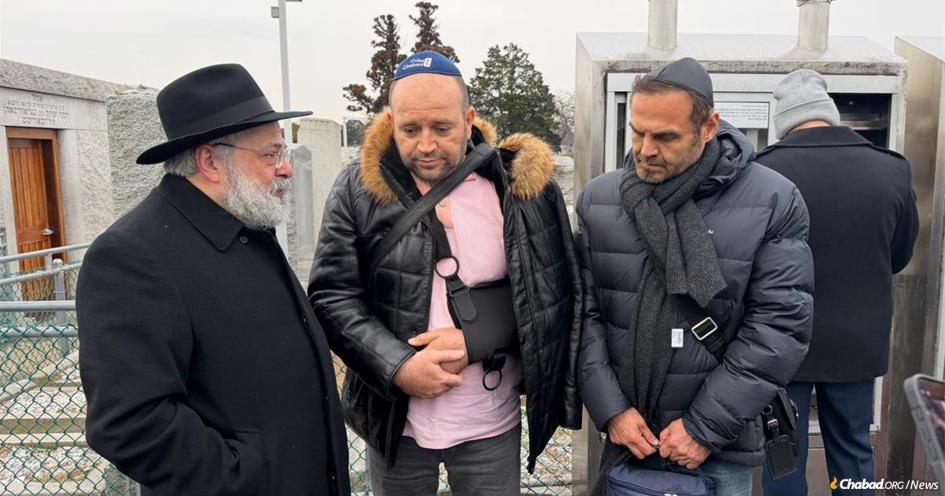 Bondi Hero Ahmed al-Ahmed and Sydney Rabbi Visit Rebbe’s Resting Place ...