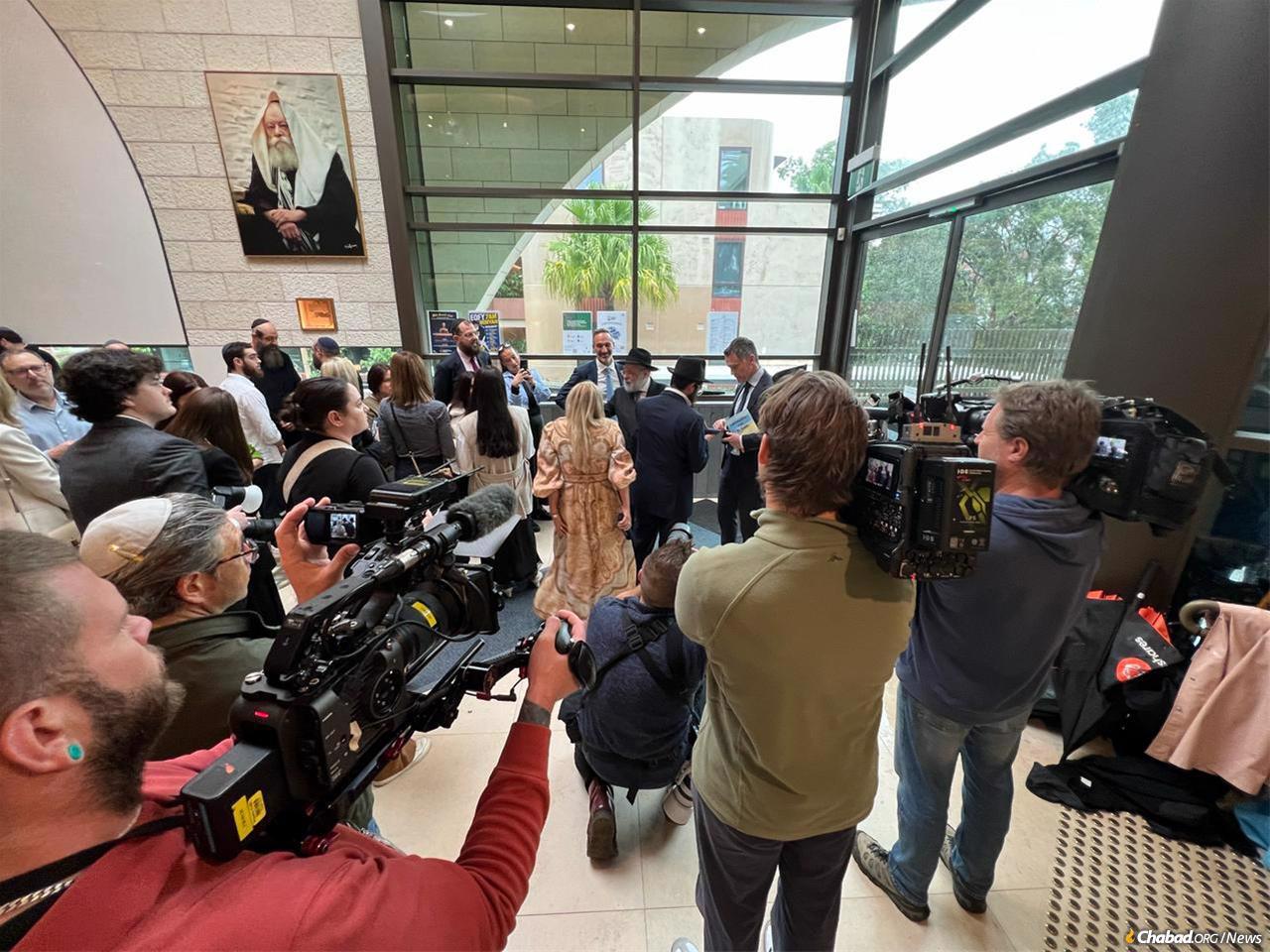 Sydney Gathers to Celebrate Launch of Rabbi Eli Schlanger’s Book ...