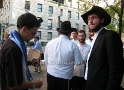 Hundreds Don Tefillin at Israel Day Parade | CrownHeights.info – Chabad ...