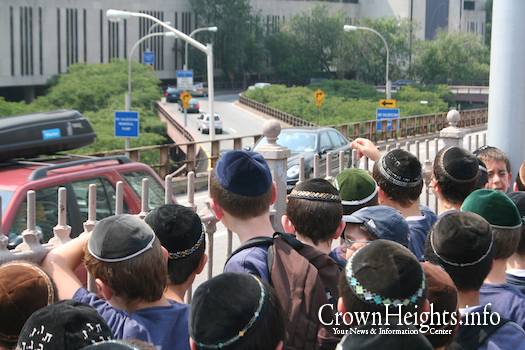 Machne Mamosh Visits Ari Halberstam Memorial Site | CrownHeights.info ...