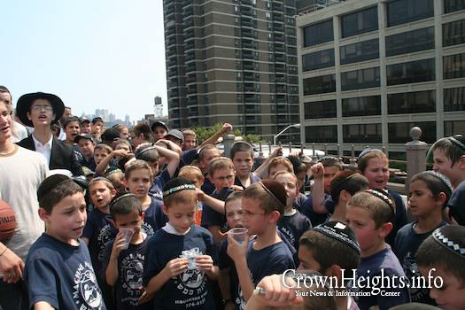 Machne Mamosh Visits Ari Halberstam Memorial Site | CrownHeights.info ...