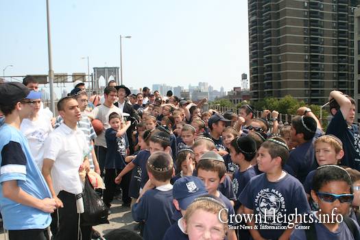 Machne Mamosh Visits Ari Halberstam Memorial Site • CrownHeights.info ...
