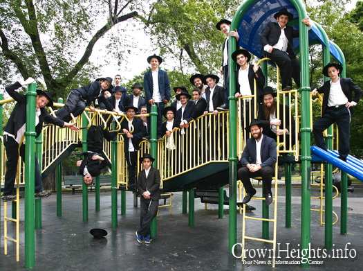 Darchai Menachem Poses for Picture of the Day! | CrownHeights.info ...