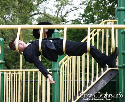 Darchai Menachem Poses for Picture of the Day! | CrownHeights.info ...