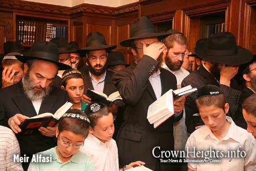 Photos: Visiting the Rebbes Room in 770 Kfar Chabad | CrownHeights.info ...