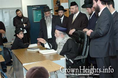 Chief Sephardic Rabbi of Israel Visits Cheder in LA | CrownHeights.info ...