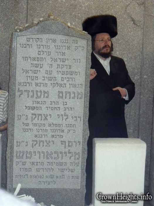 Photos: Mayor of Beitar Illit at Rebbe’s Ohel | CrownHeights.info ...