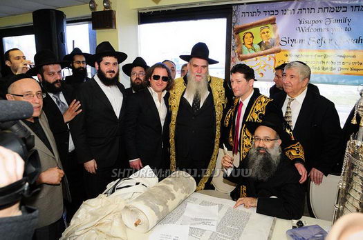 Rabbi Kotlarsky Decks Out in Bucharian Garb | CrownHeights.info ...